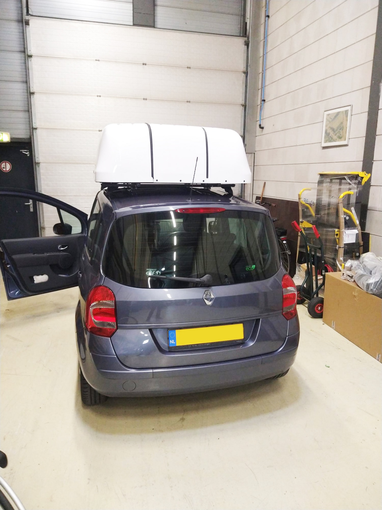 Rolstoel op het autodak - ONS Magazine