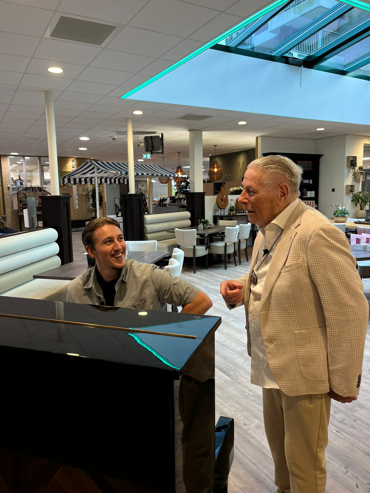 Tiktok-Thijmen geeft de ouderenzorg glans - ONS Magazine